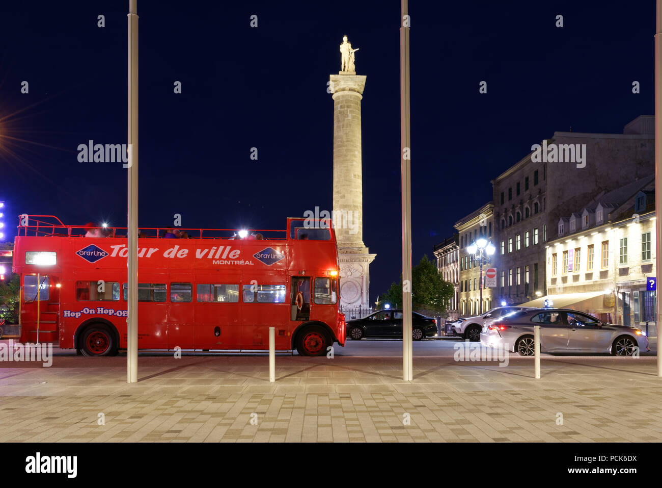 Un double decker bus rouges de Londres à Montréal avec la Colonne ... Un double decker bus rouges de Londres à Montréal avec la Colonne ...