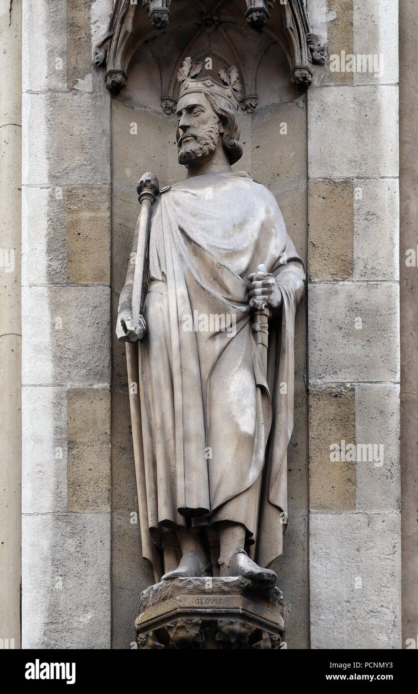 Saint Clovis, le premier roi des Francs, statue sur le portail de la ...