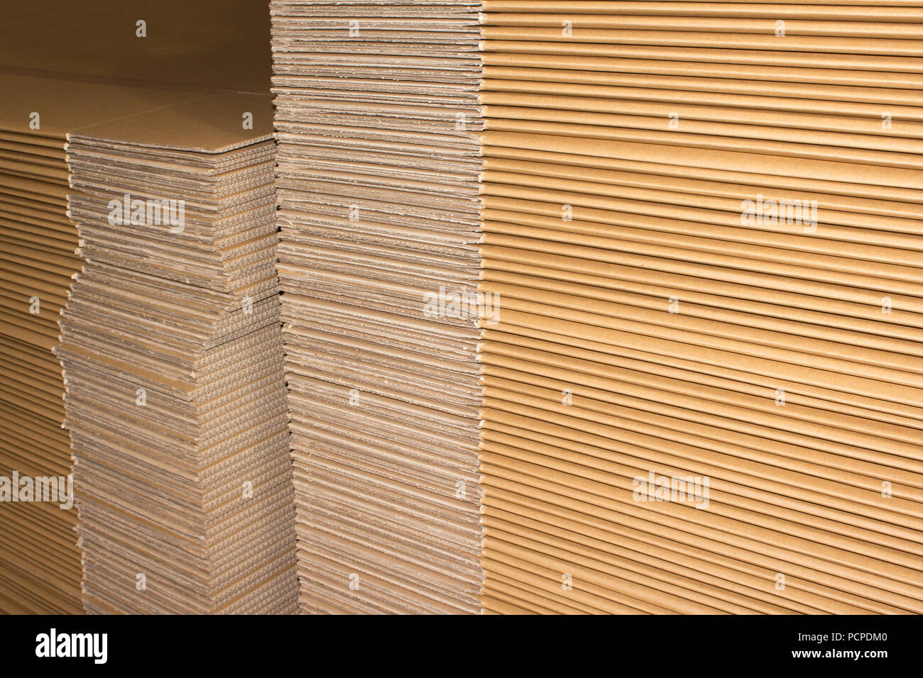 Pile de cartons pliants industriels télévision emballage caisses Photo ...