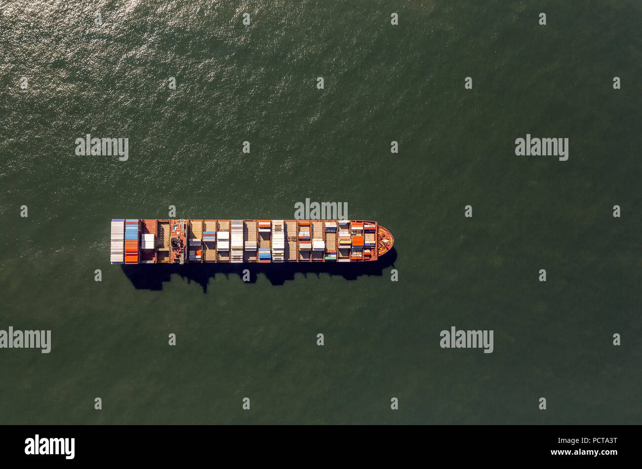 Shipping container ship anchor Banque de photographies et d’images à ...