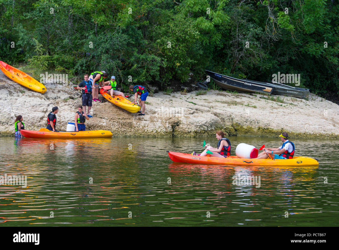 En kayak sur le Lac des Brenets, Les Brenets, Neuchâtel Jura, Canton de ...