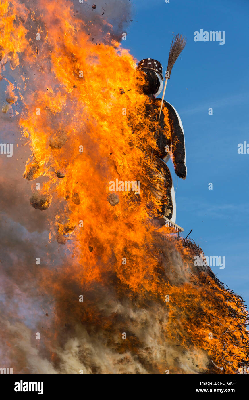 Bonhomme de neige figure boogg sur le bûcher brûlant Banque de ...