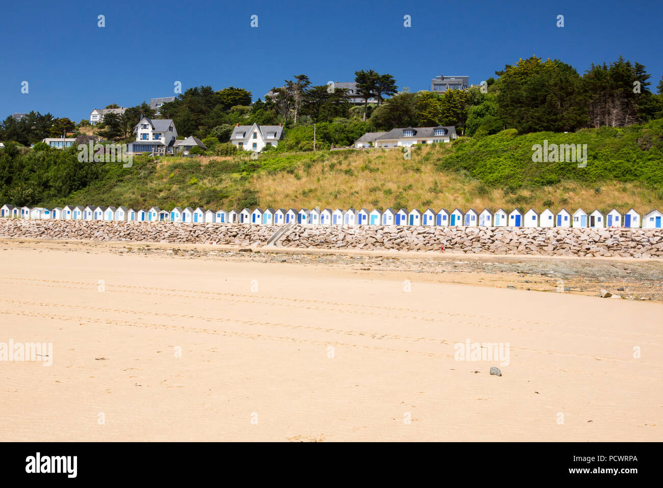 La plage et les cabanes de plage de Barneville Carteret, Normandie ...