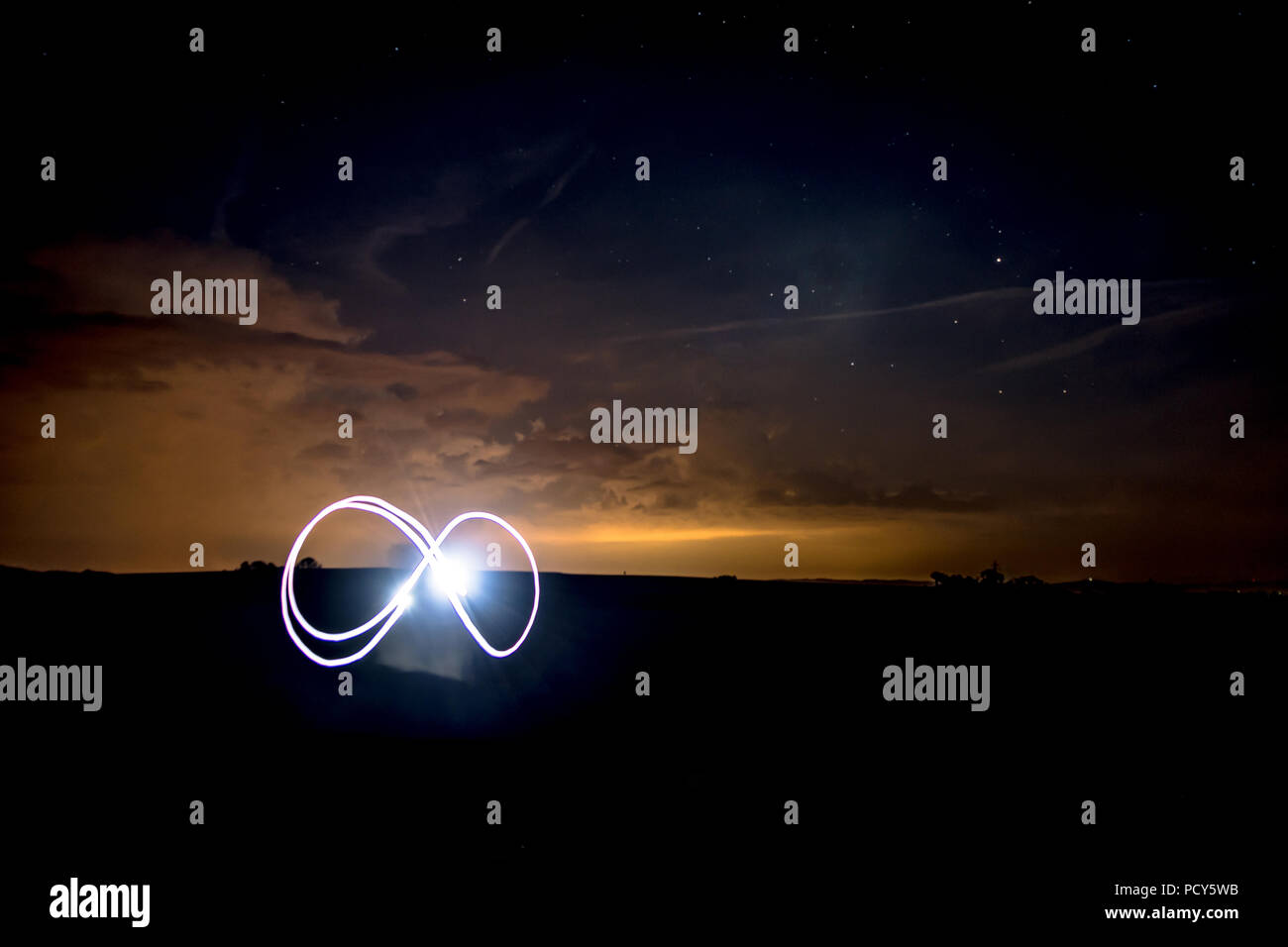 Infinity symbol with light Banque de photographies et d’images à haute ...