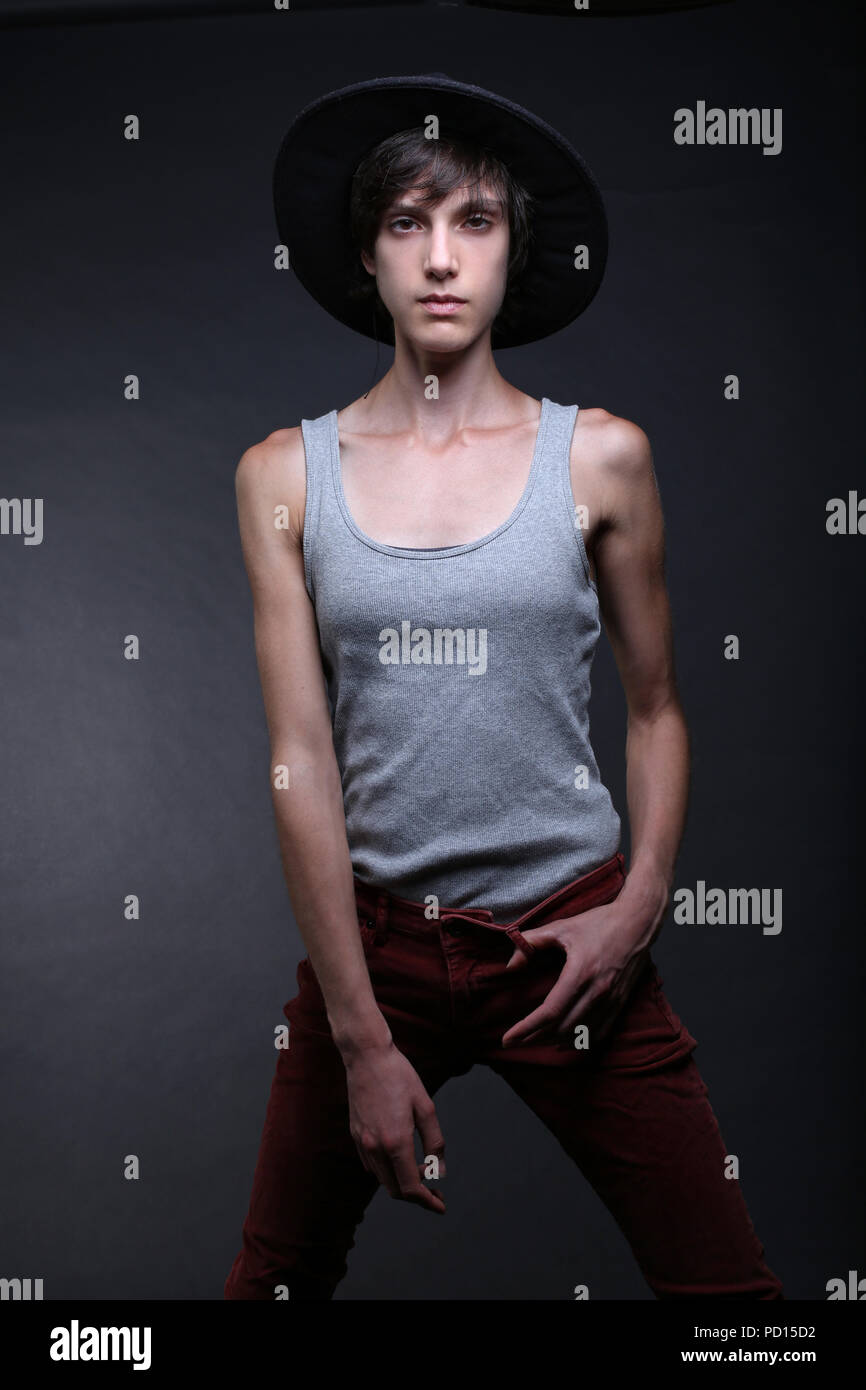 Modèle androgyne sur fond noir. Full-length Photo Stock - Alamy