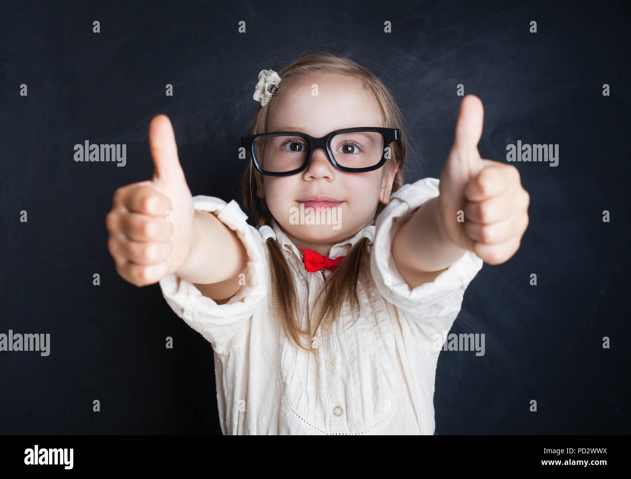 Enfant intelligent little Girl with thumb up s'amusant en classe sur ...