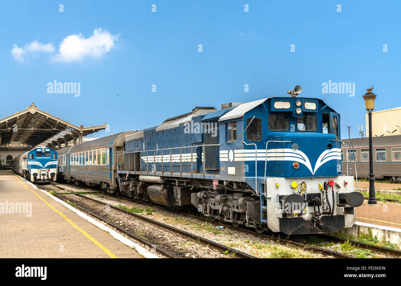Train de voyageurs à la gare d'Oran en Algérie Photo Stock - Alamy