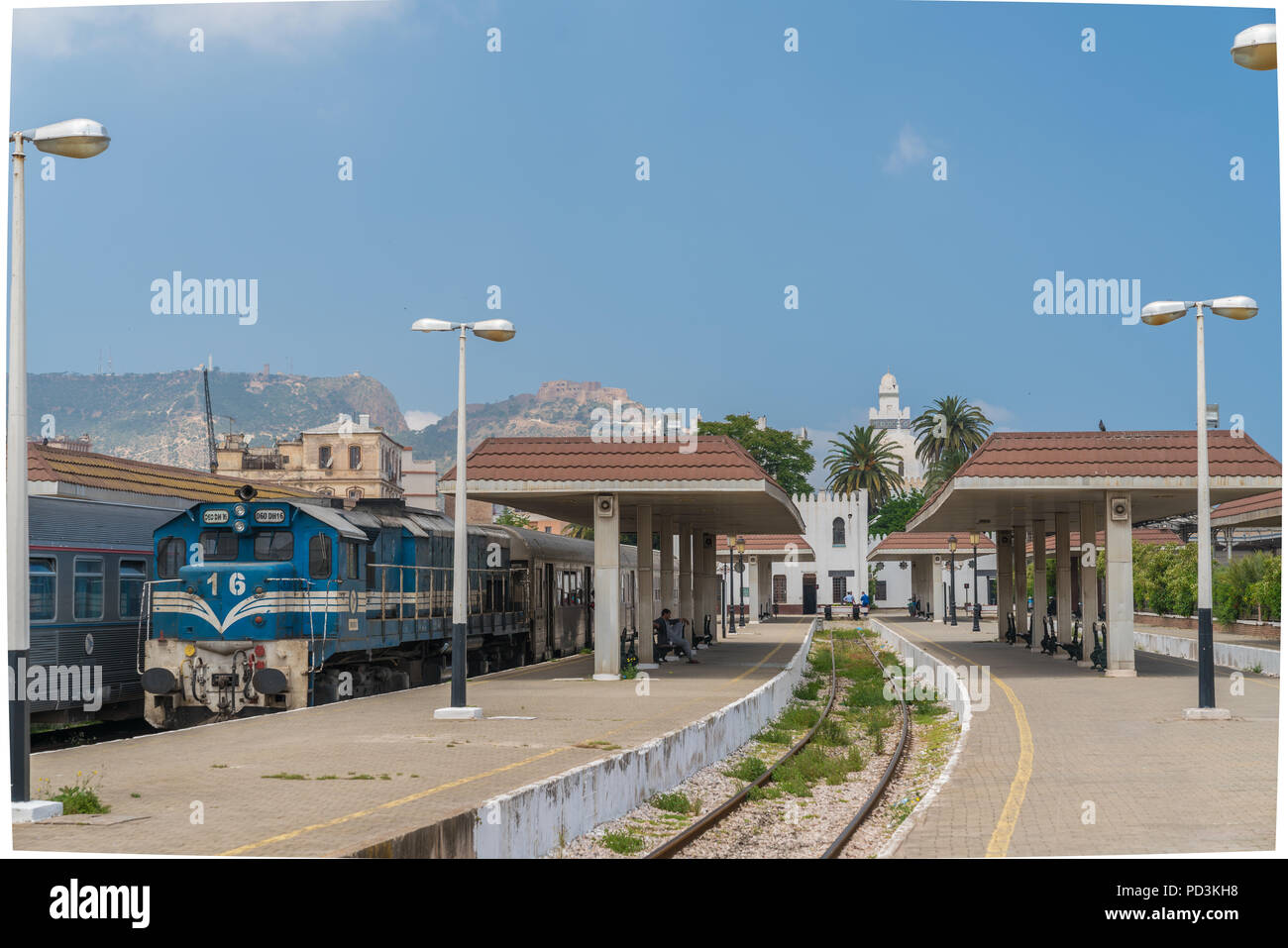 Train de voyageurs à la gare d'Oran en Algérie Photo Stock - Alamy