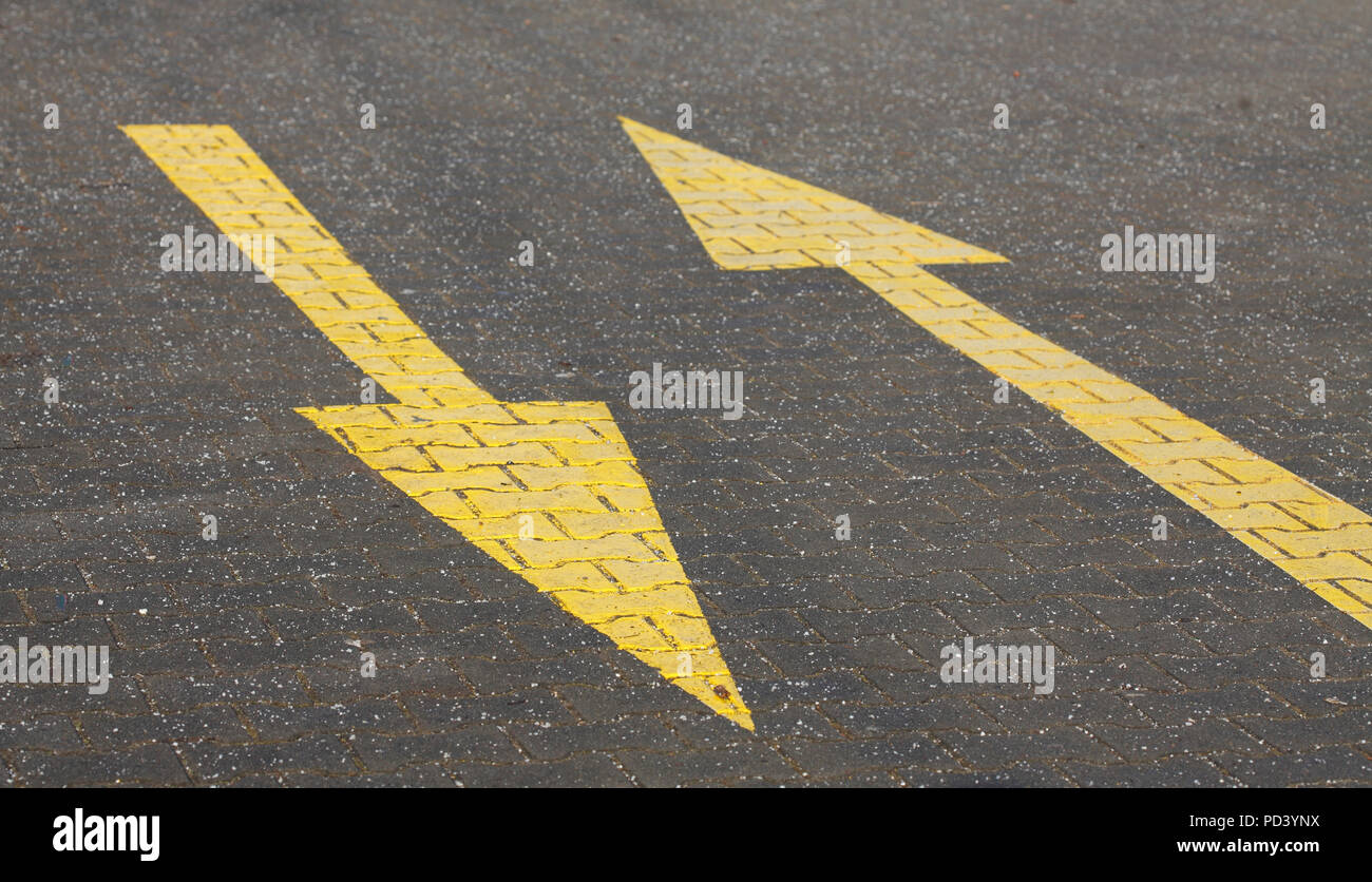 Yellow road marking Banque de photographies et d’images à haute ...