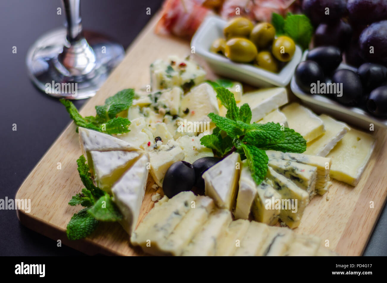 Ensemble de fromages différents sur une planche en bois, un plateau de ...