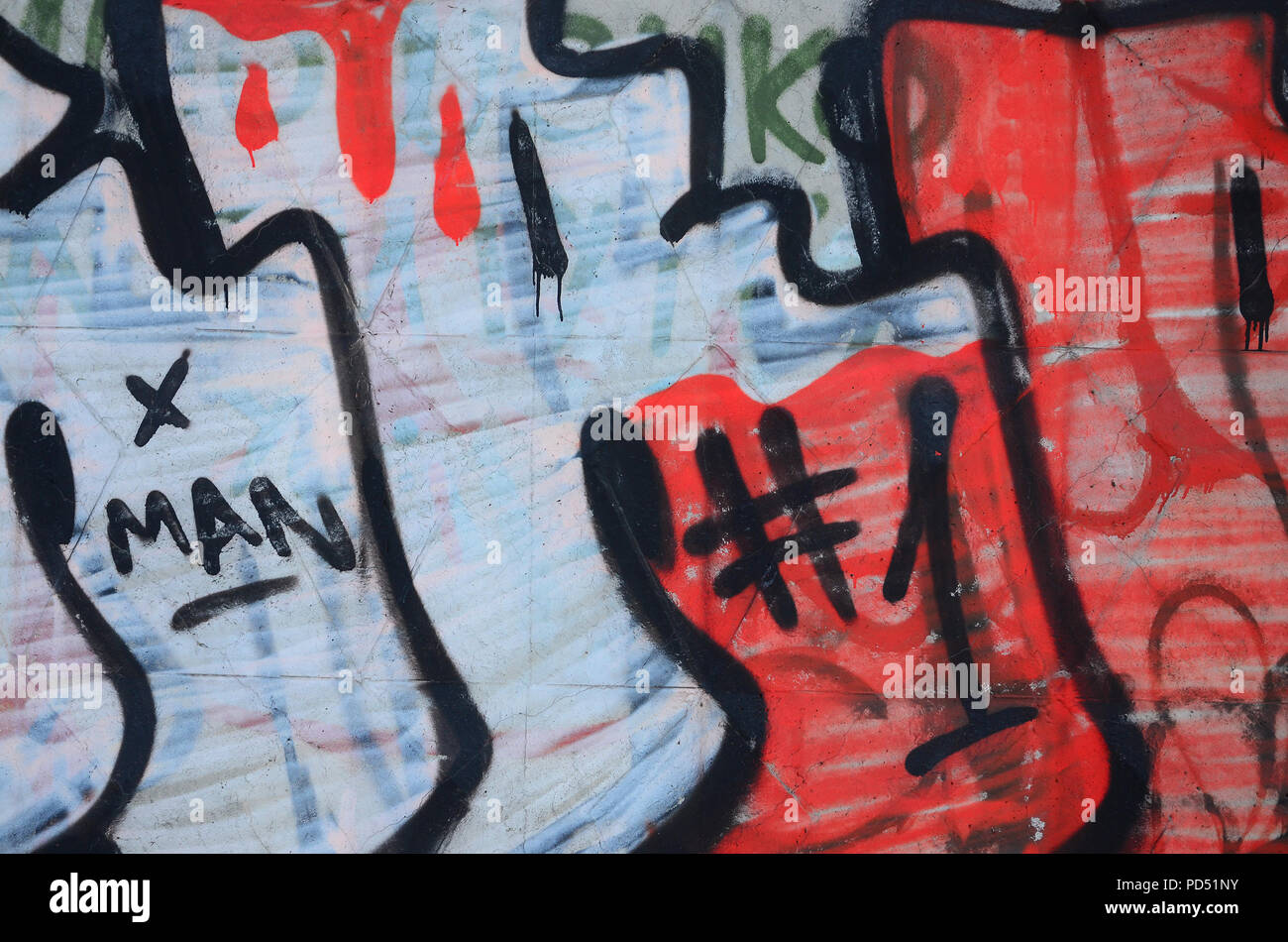 Le vieux mur, peint en couleur rouge dessin graffiti peintures en ...