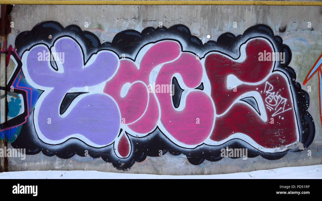 Le vieux mur, peint en couleur rouge dessin graffiti peintures en ...