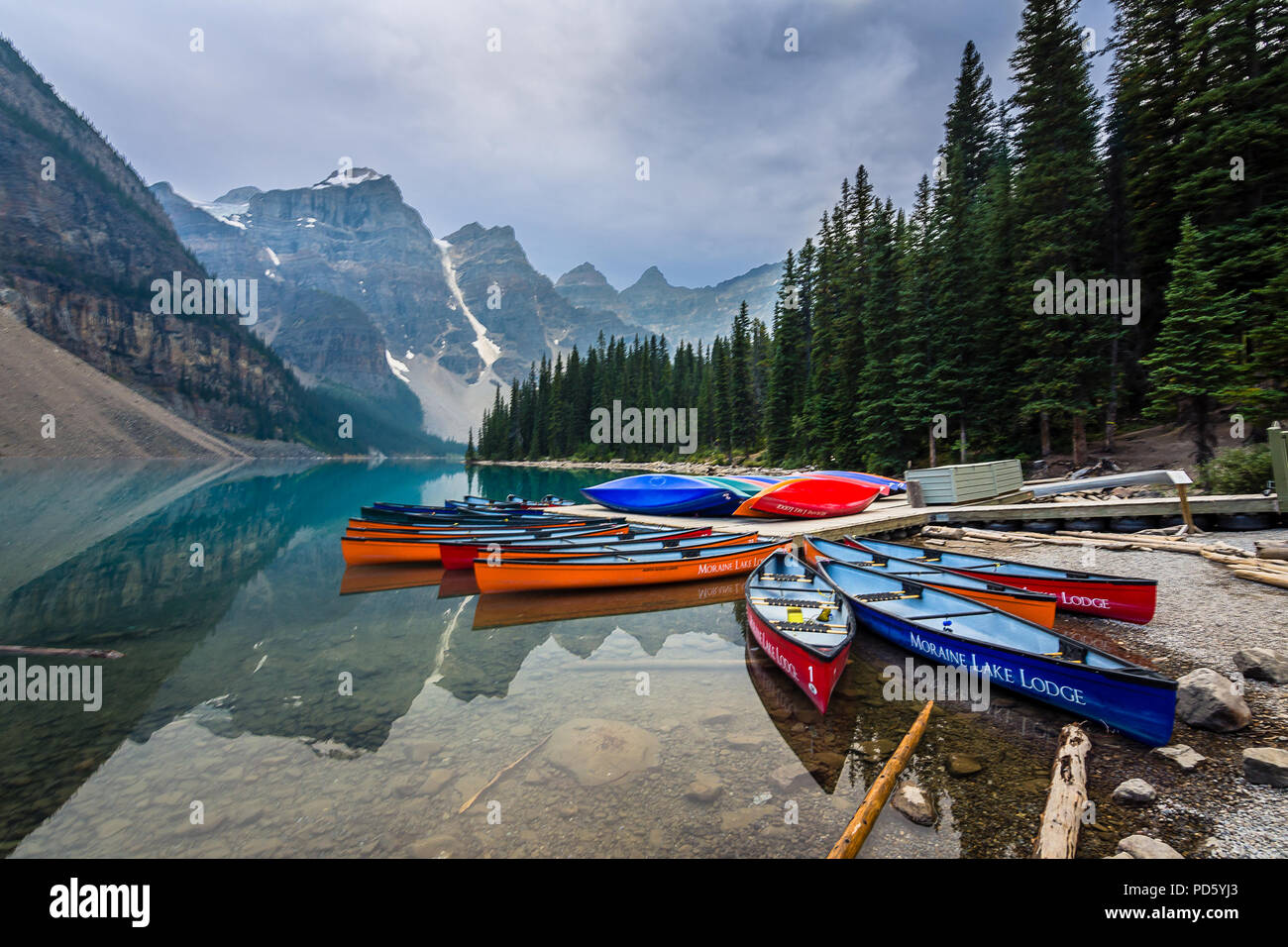 Moraine lake viewpoint Banque de photographies et d’images à haute ...
