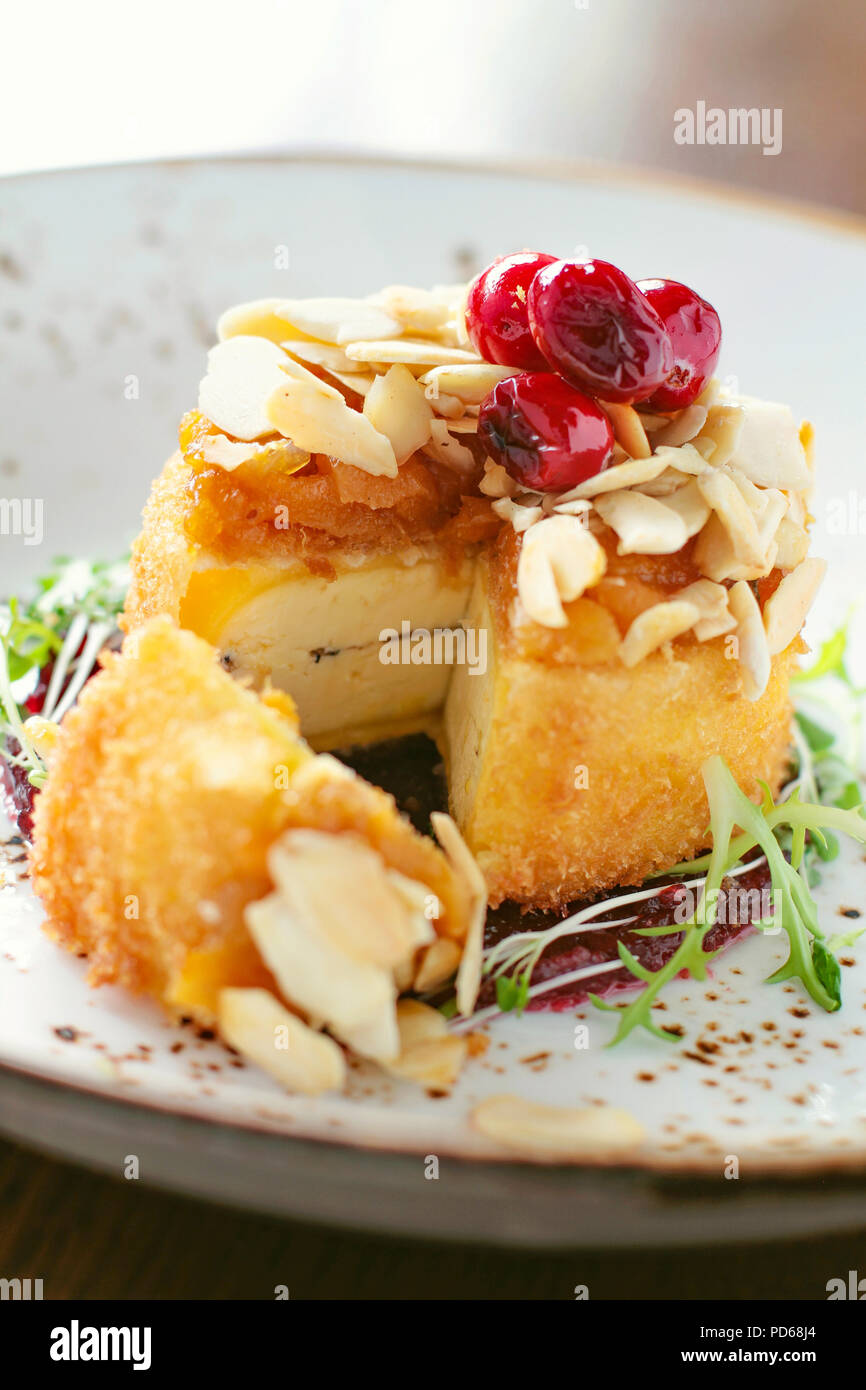 Brie au four Banque de photographies et d’images à haute résolution - Alamy