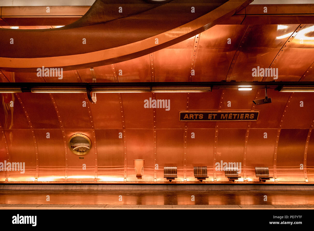 La belle station de métro Arts et Métiers à Paris, France Photo Stock ...