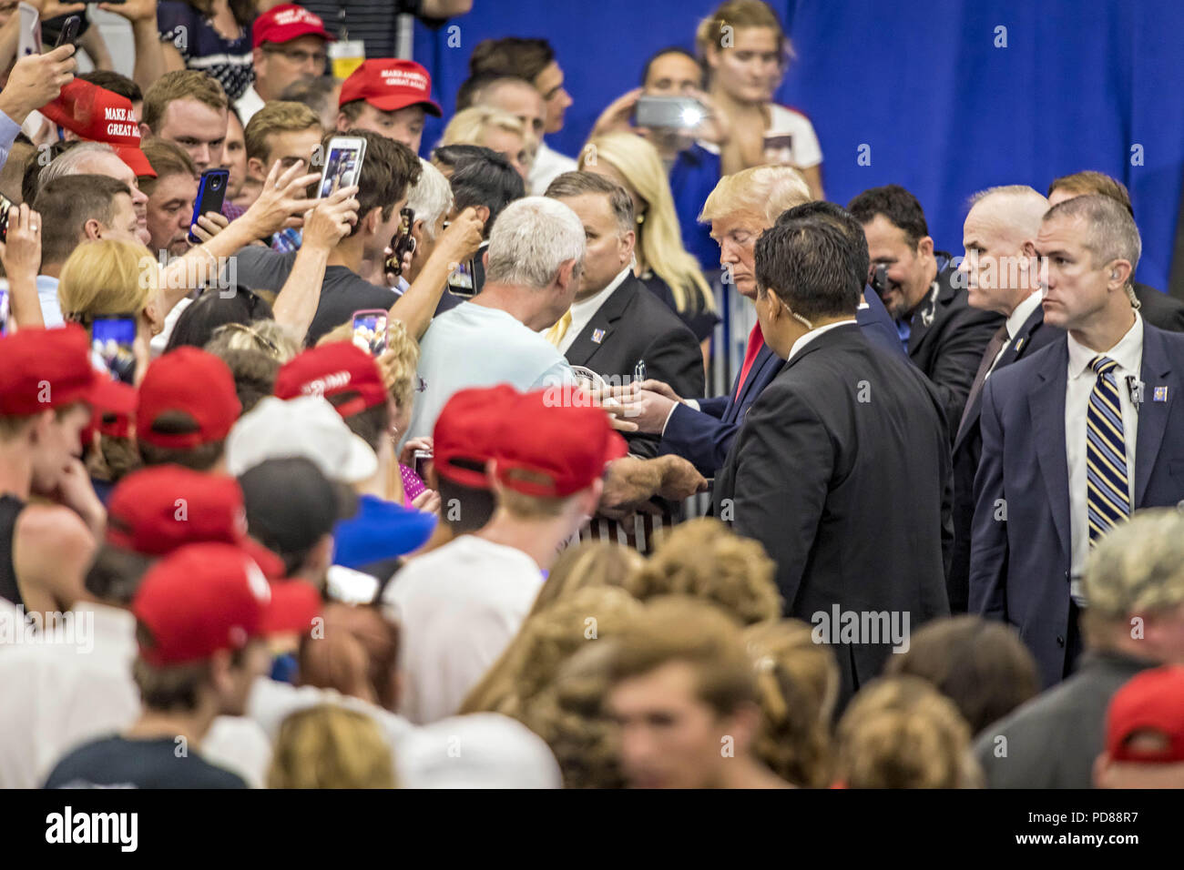Lewis Center, Ohio, USA. 4 Août, 2018. Le président DONALD TRUMP, signe ...