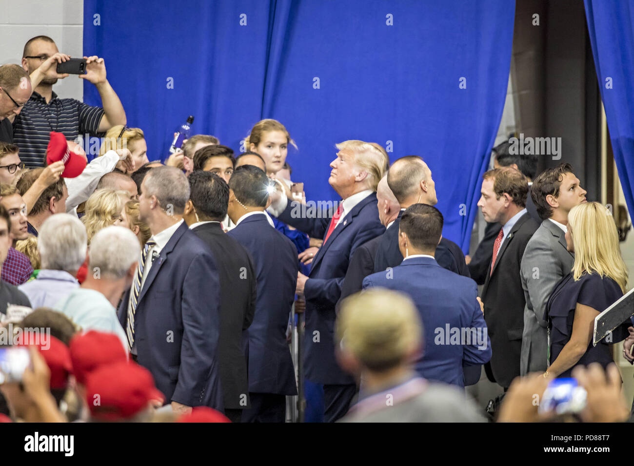 Lewis Center, Ohio, USA. 4 Août, 2018. Le président DONALD TRUMP, signe ...