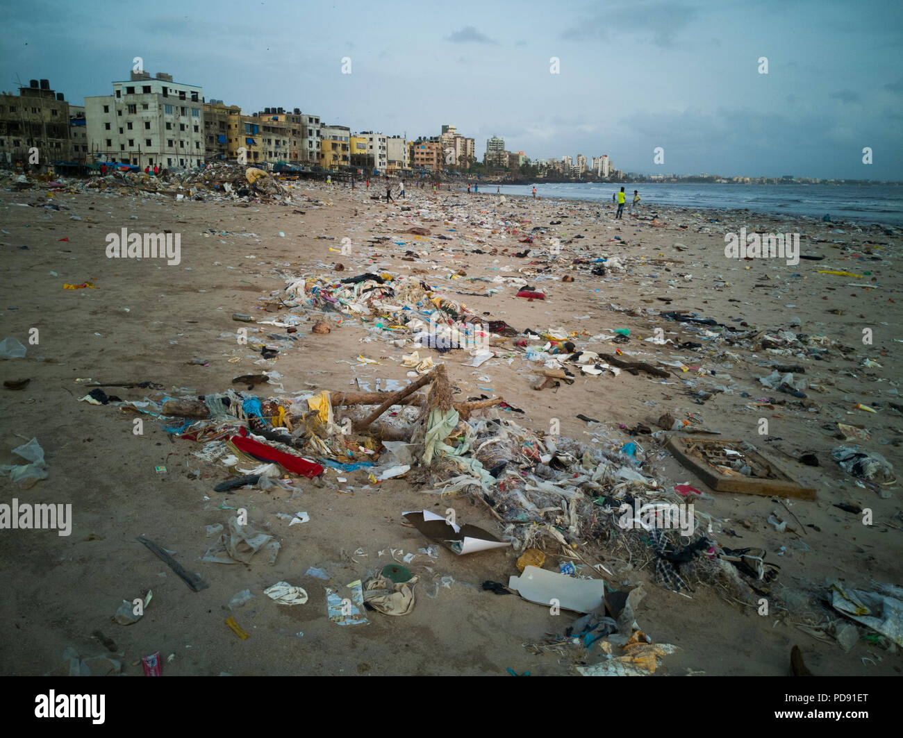 Pollution Des Plages Par Les Plastiques Banque d'image et photos - Page ...