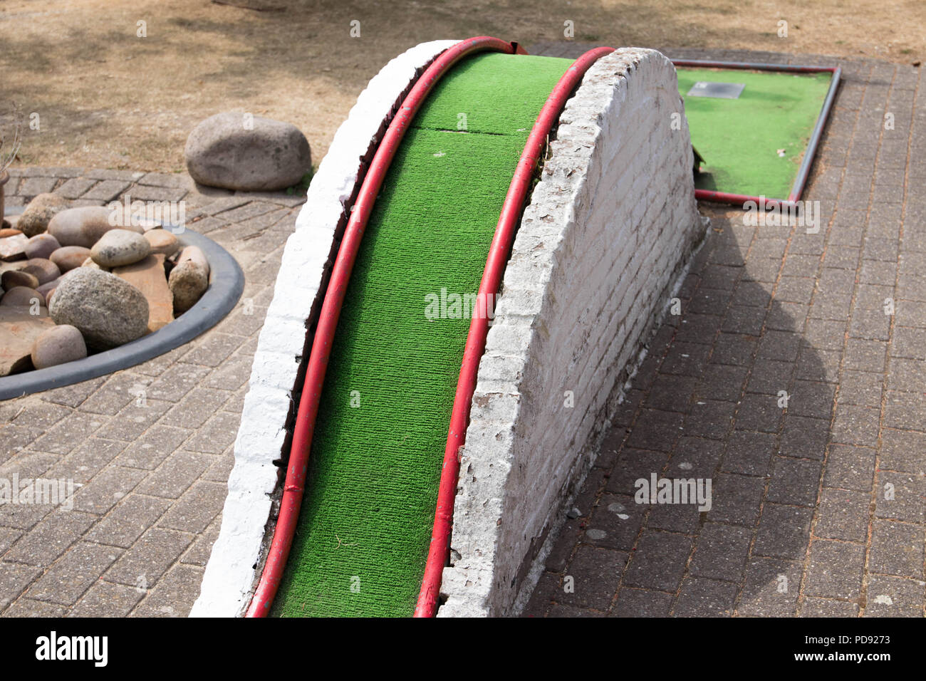 Mini-golf trou obstacle vert Photo Stock - Alamy