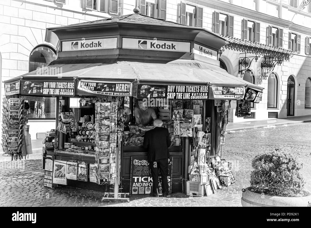 Kiosque a journaux ancien Banque de photographies et d’images à haute ...