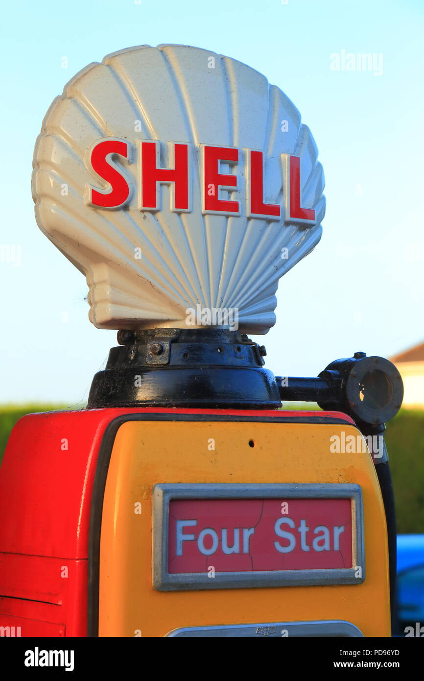Minutieusement restauré ancienne station Shell avec les pompes d ...