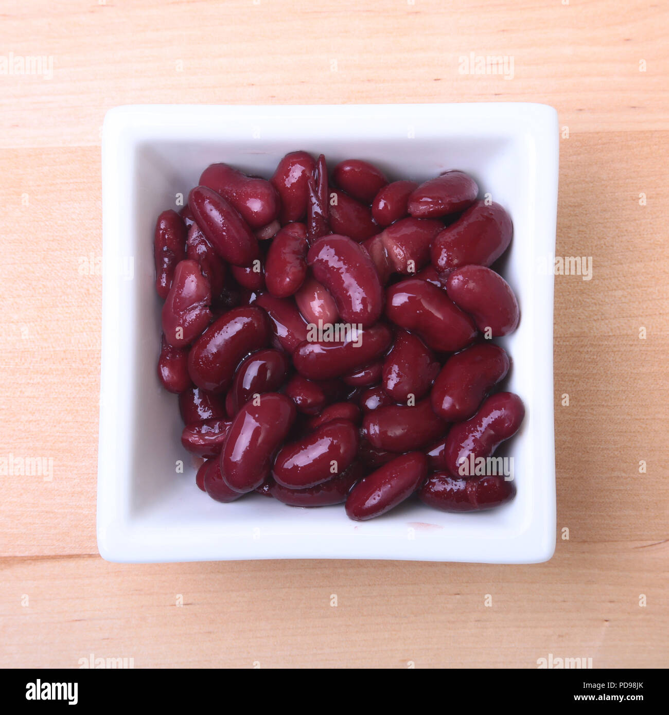 Tas de haricots rouges en conserve dans la sauce dans un bol blanc. La ...