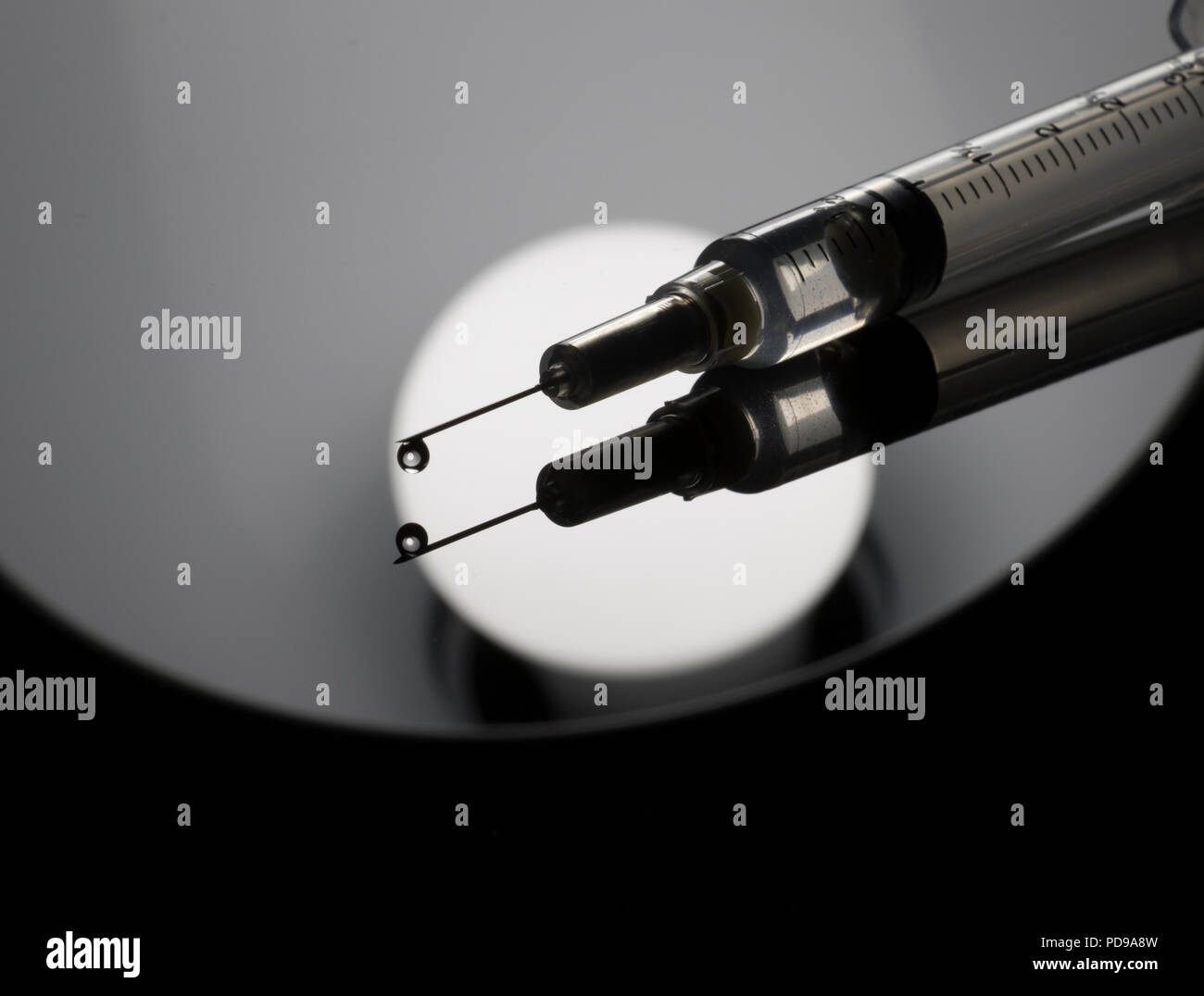 Médicament par voie intraveineuse. L'injection contre la grippe pour ...