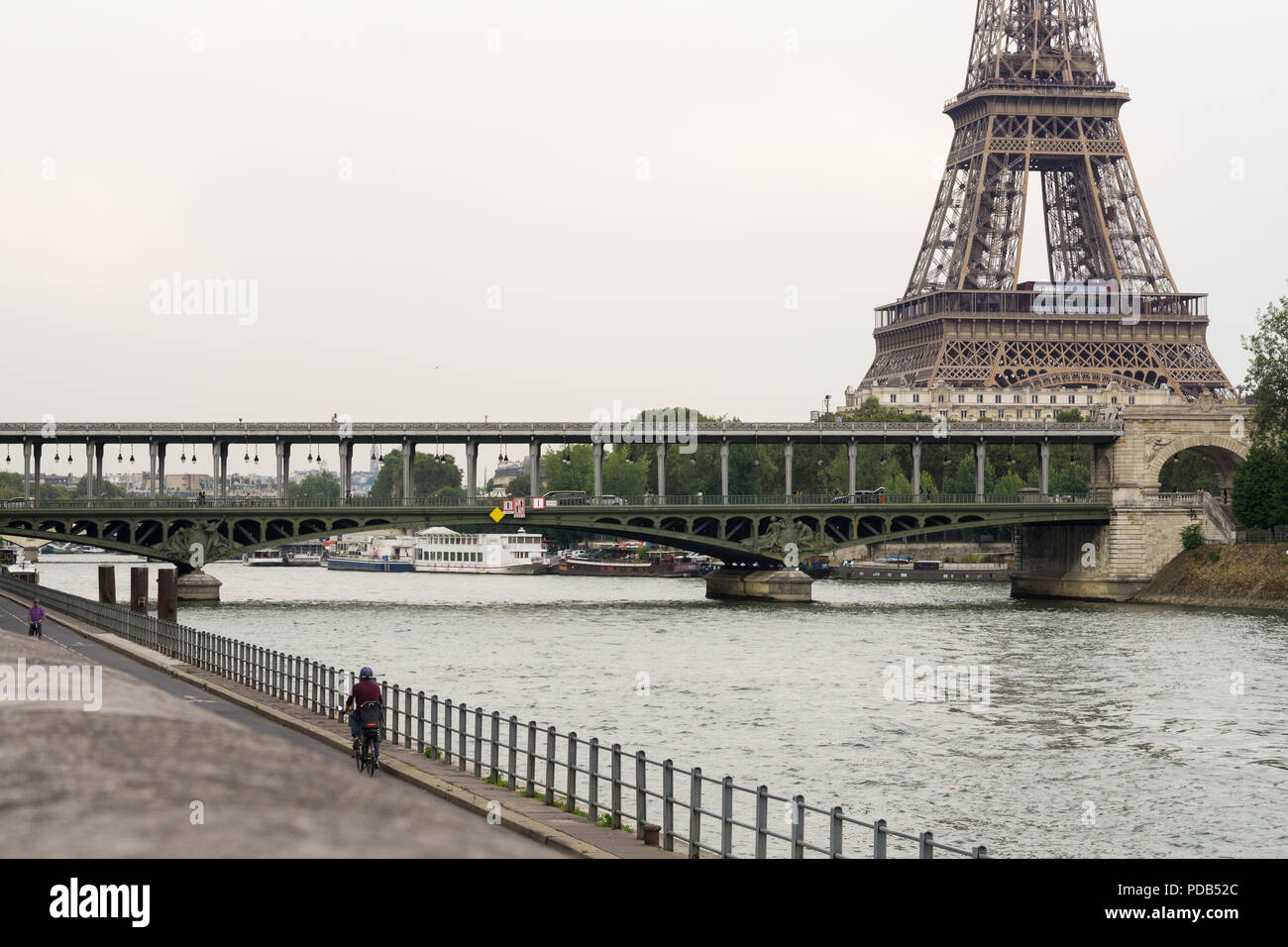 Tour Eiffel Paris France - Vue sur le pont de Bir Hakeim et la Tour Eiffel depuis le Parc des ...