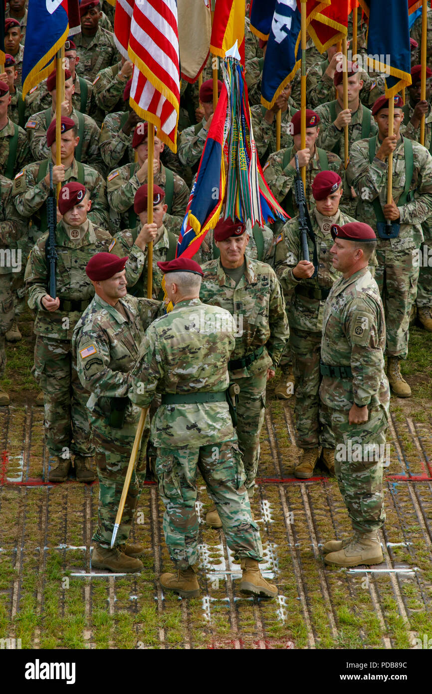 Le major général James Mingus (à gauche), la 82nd Airborne Division ...