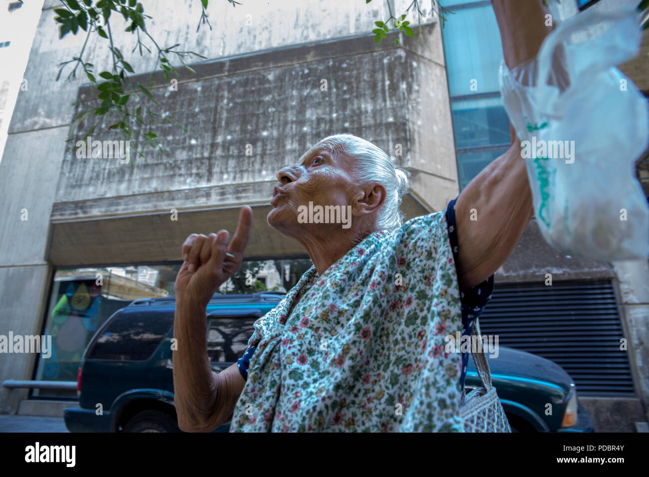 Old granny Banque de photographies et d’images à haute résolution - Alamy