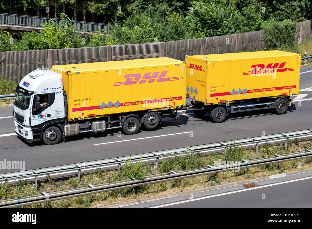 Camion DHL sur autoroute. DHL est une division de la société de ...