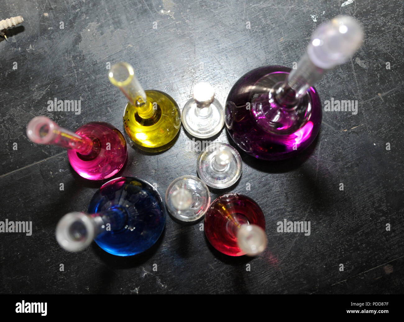 Verrerie de laboratoire contenant des liquides chimiques colorés, lab ...