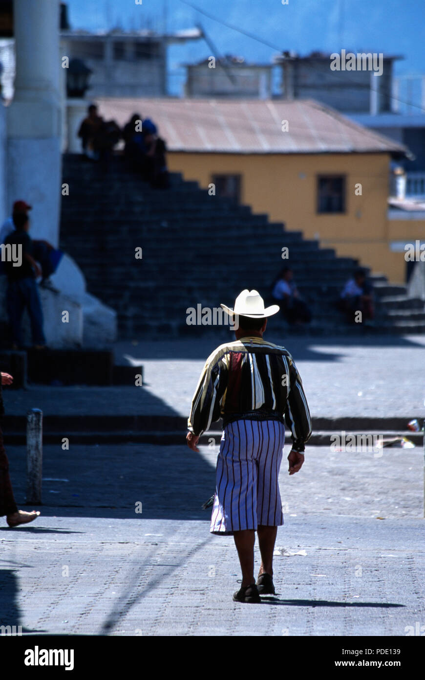 Peuple maya dans la rue de leur village Banque de photographies et d ...