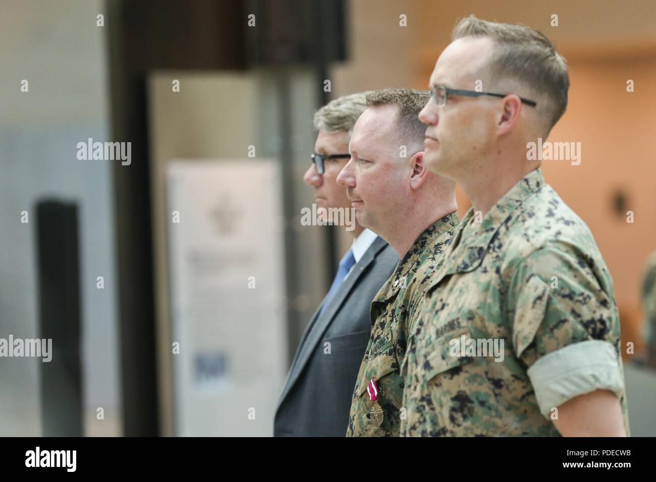 De gauche, ancien colonel du Corps des Marines américain Ken Gill, le ...