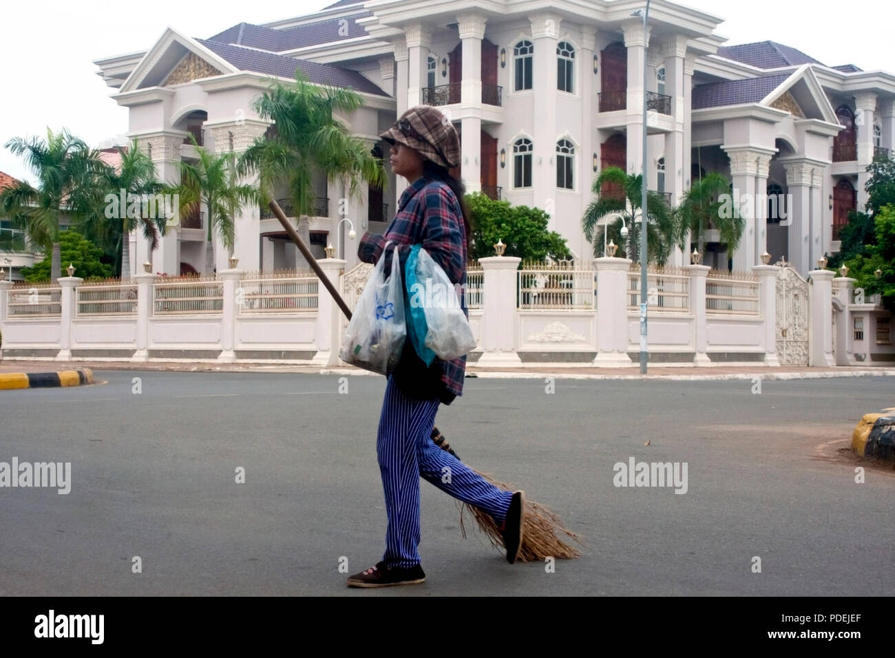 Une femme pauvre street cleaner marche dernières PM frère de Hun Sen ...