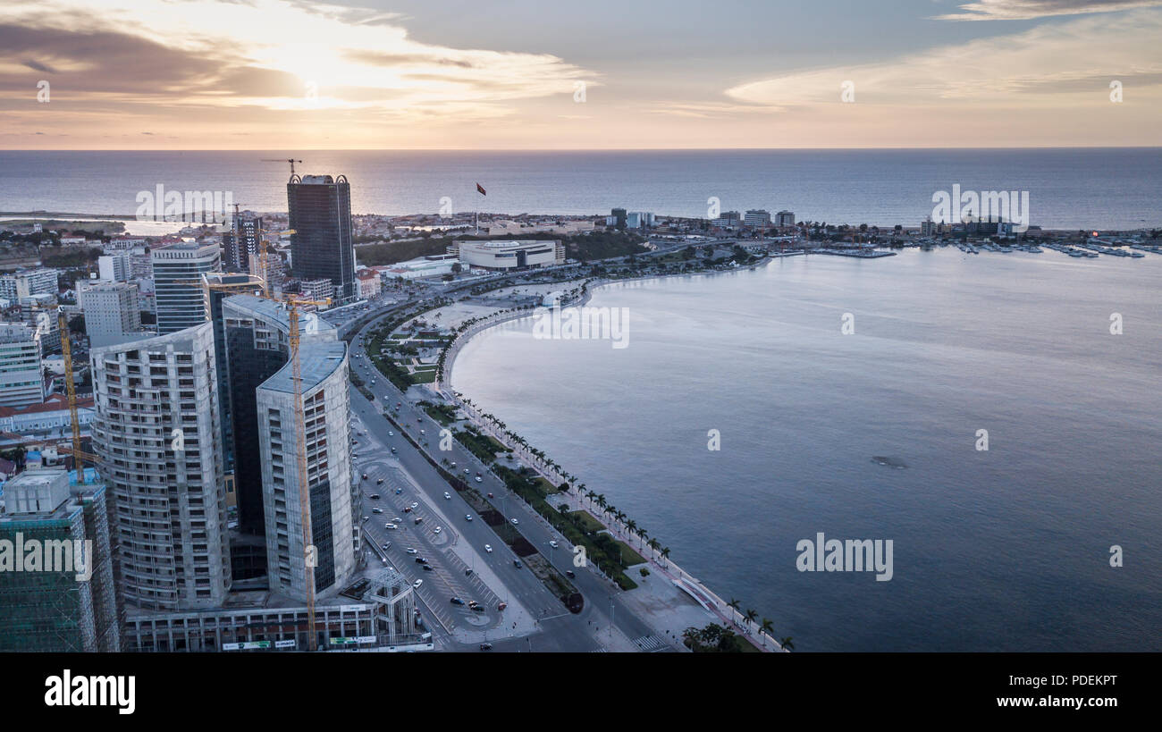 Photographie aérienne du taux marginal de Luanda, en Angola. Afrique ...