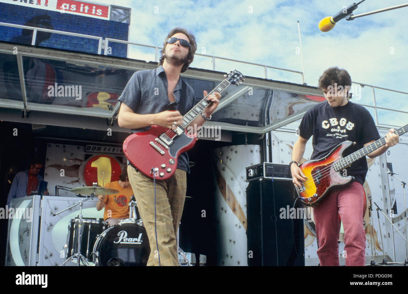 Supergrass gaz Coombes chantant Mick Quin Bass Danny Goffey batterie ...