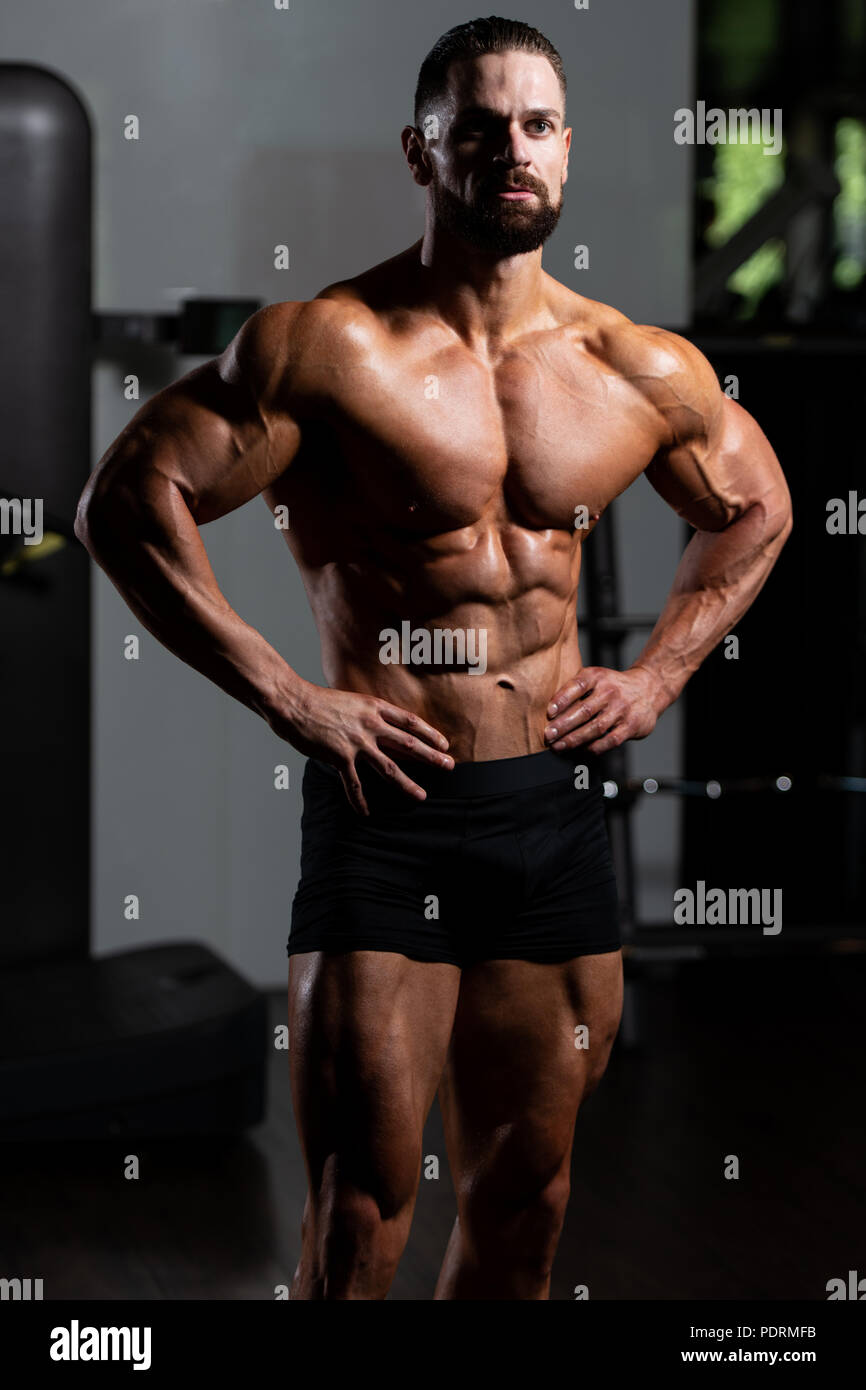 Portrait d'un jeune homme en bonne forme physique montrant son corps ...