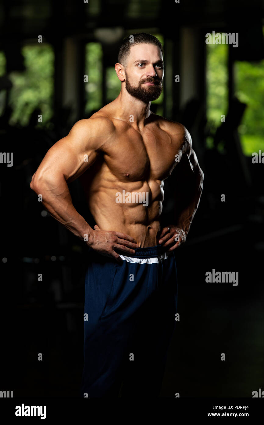 Portrait d'un jeune homme en bonne forme physique montrant son corps ...