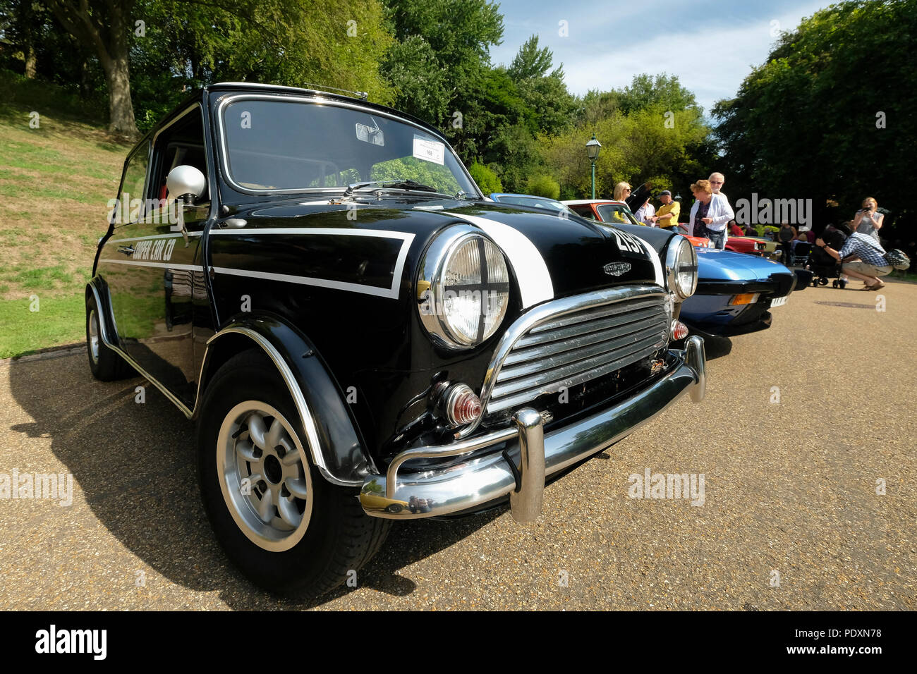 Mini Cooper noir sur l'affichage à Salon de voitures Photo Stock - Alamy