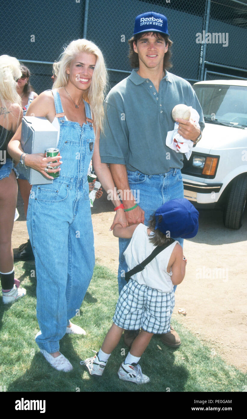 LOS ANGELES, CA - le 14 juin : Ice hockey player Luc Robitaille (R ...
