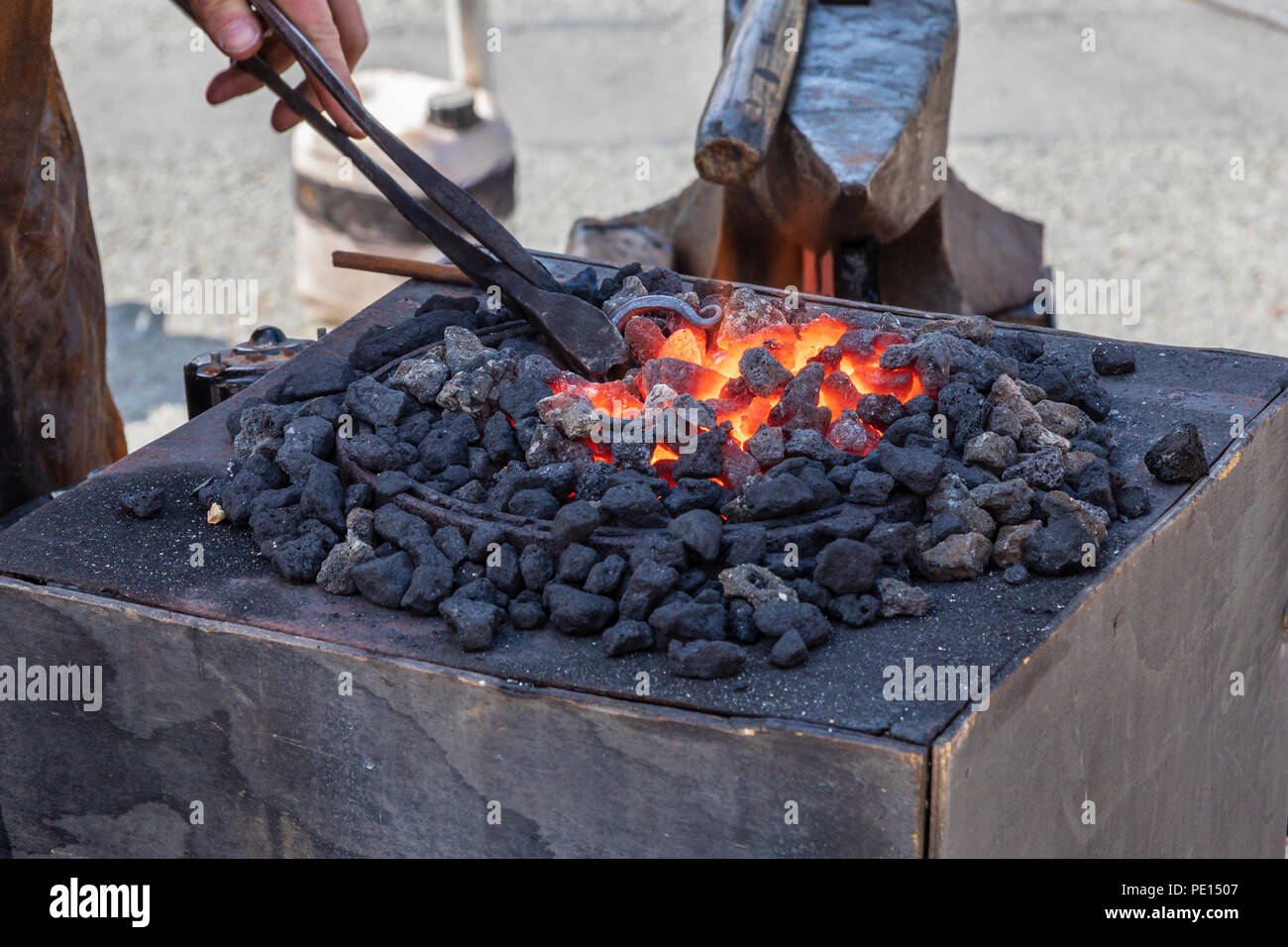 Forgeron traditionnel au feu Banque de photographies et d’images à ...
