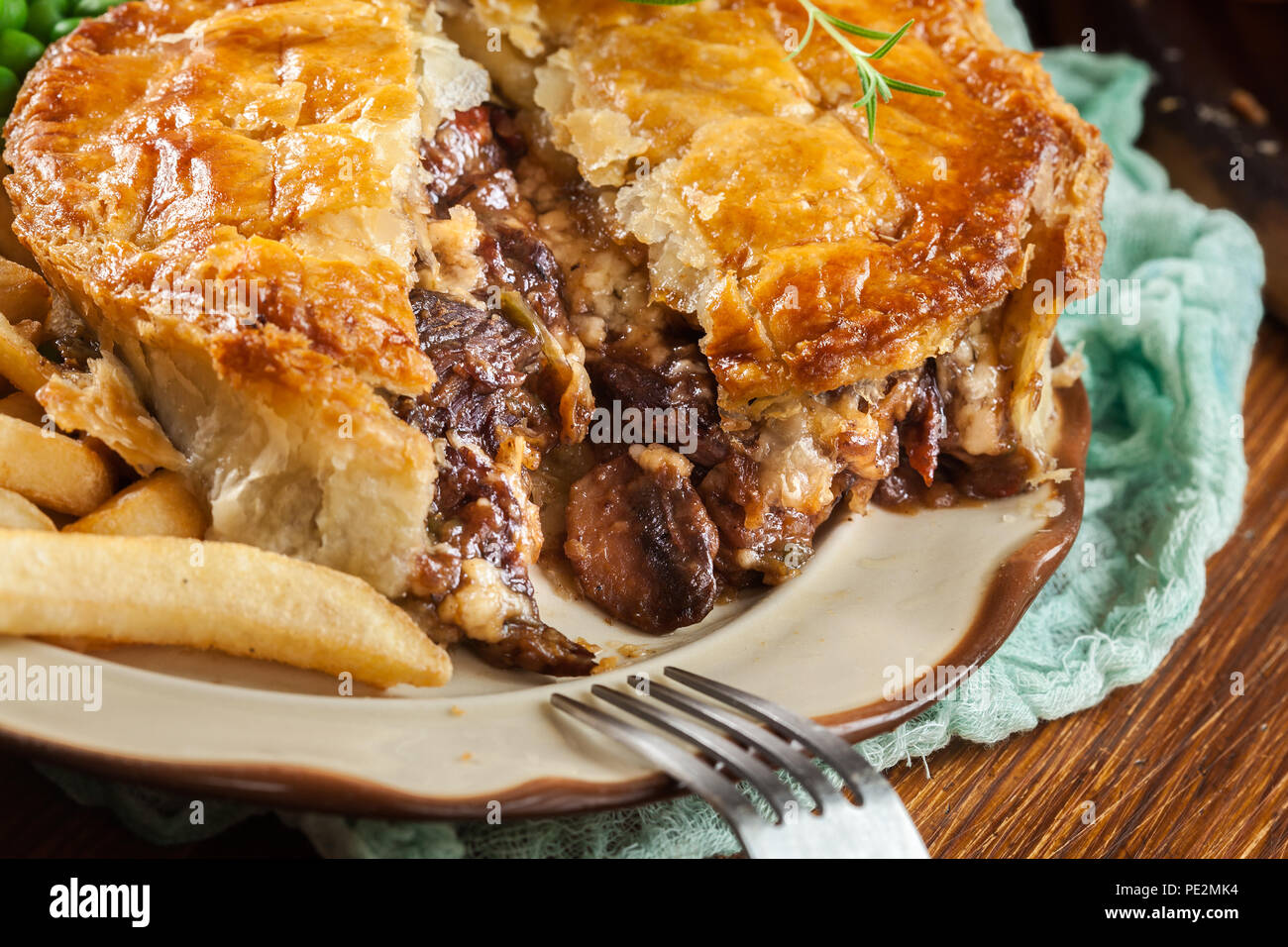 Ragoût de boeuf maison pie avec frites. La viande en pâte feuilletée ...