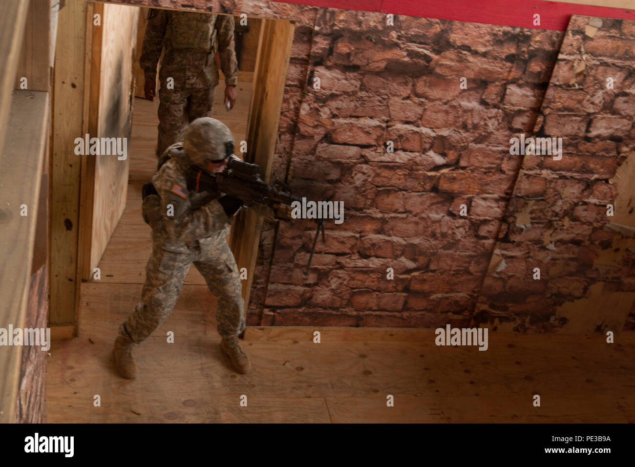 Un soldat s'engage sa cible dans la chambre de tir de l'Armée ...