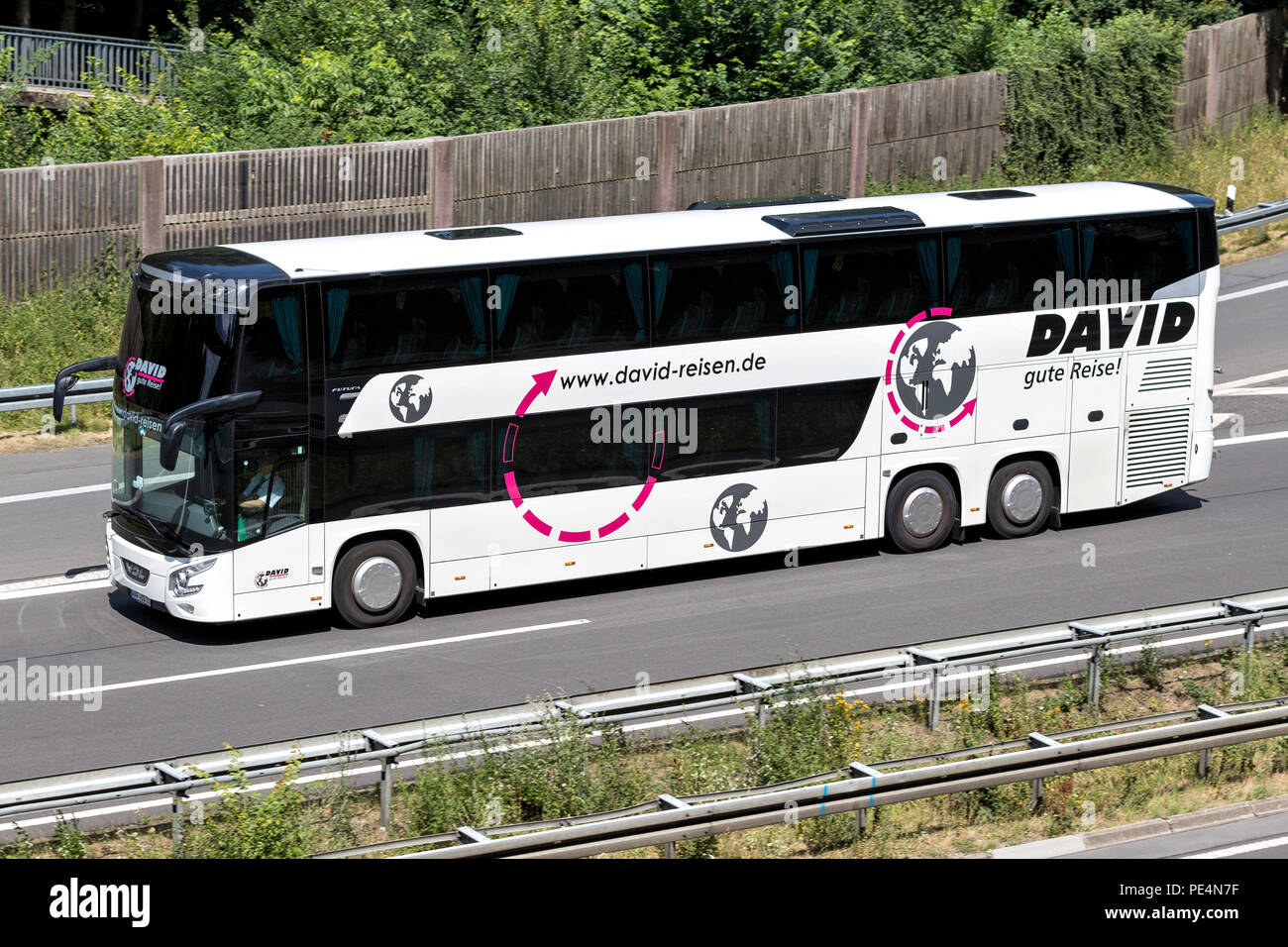 Bus sur autoroute Banque de photographies et d’images à haute ...