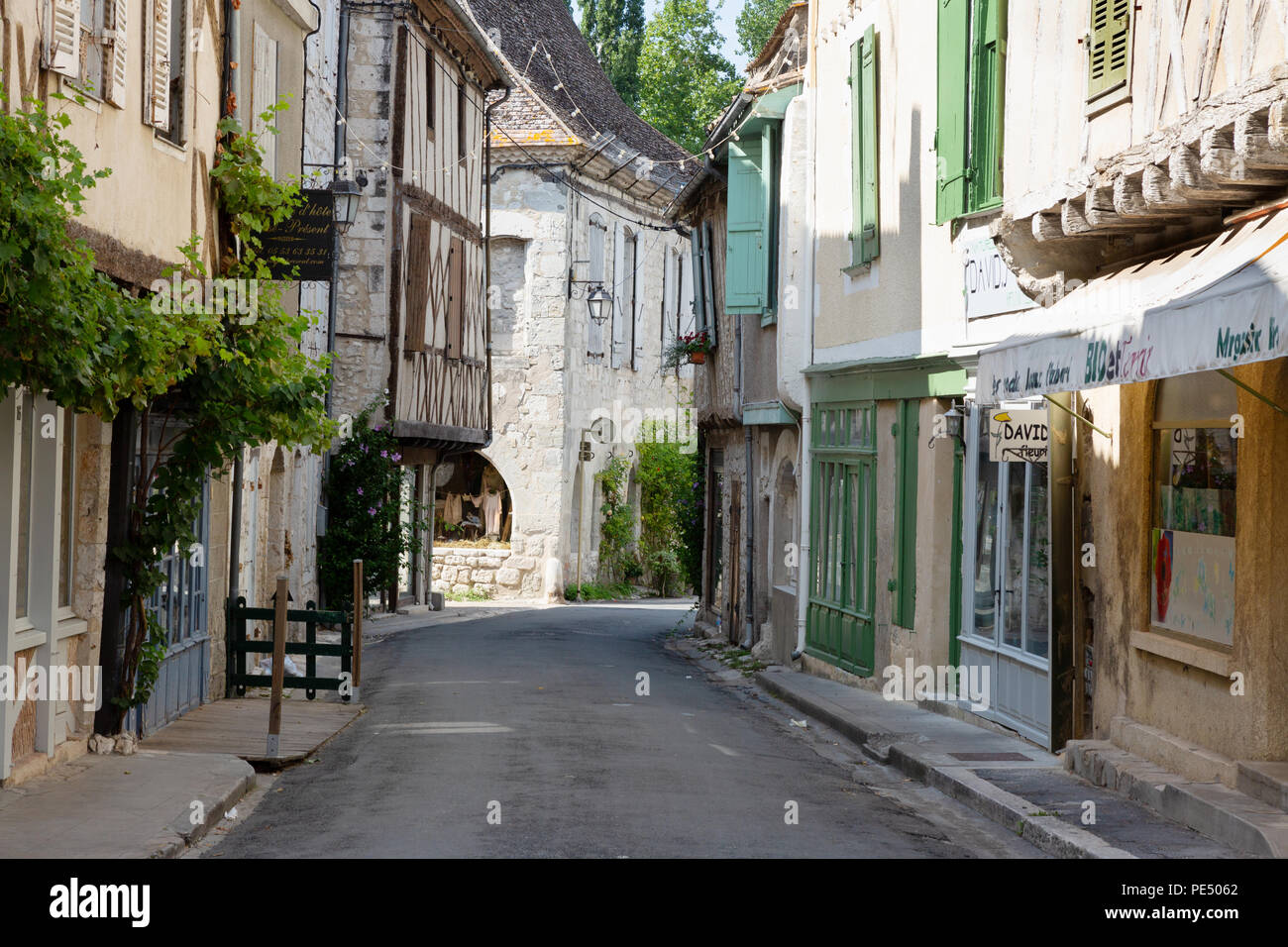 Issigeac village Banque de photographies et d’images à haute résolution ...