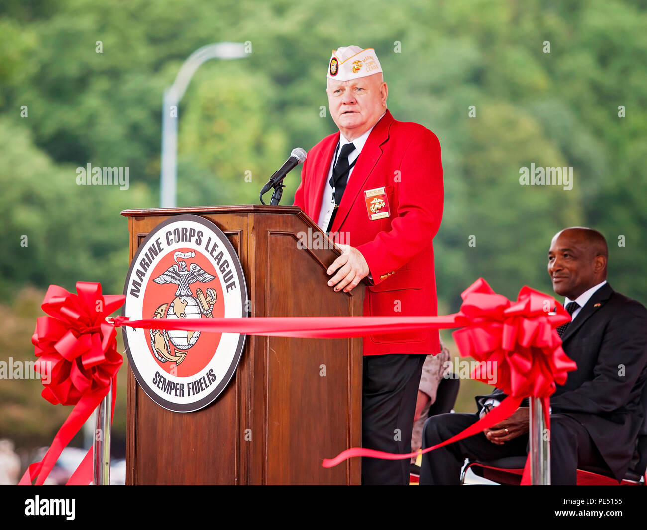 Richard Gore Sr., commandant de la Marine Corps league, prend la parole ...
