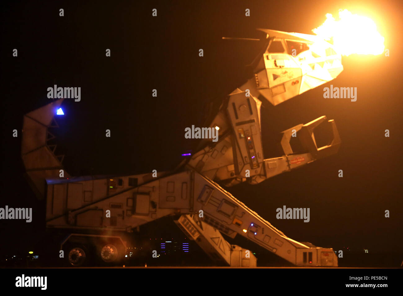 Robosaurus fait son chemin pour le dîner pendant son exécution à la ...