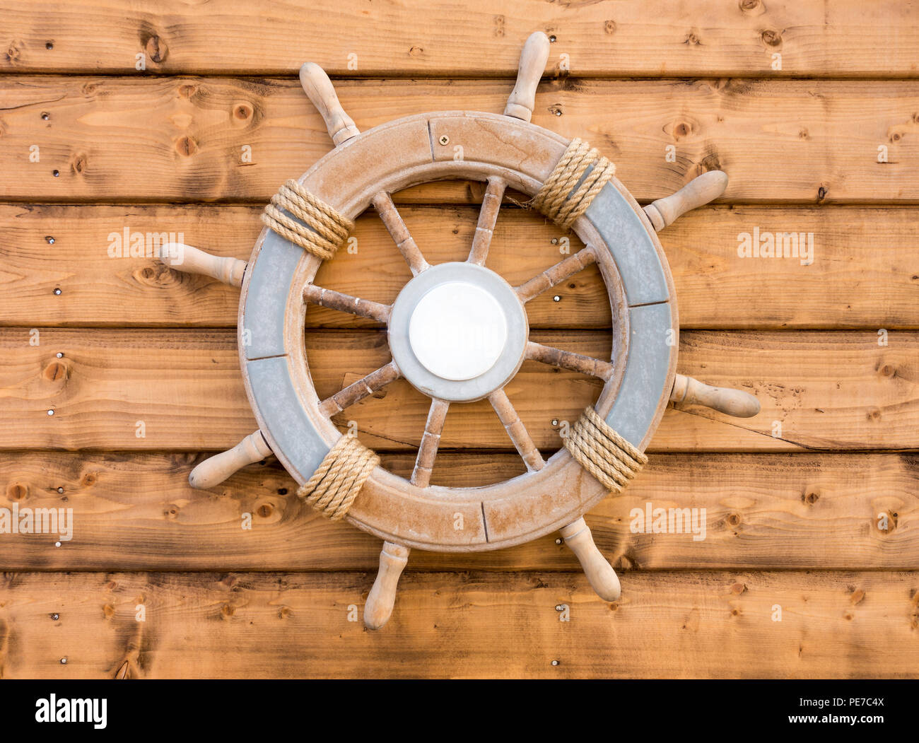 Roue de bateau en bois Banque de photographies et d’images à haute résolution - Alamy