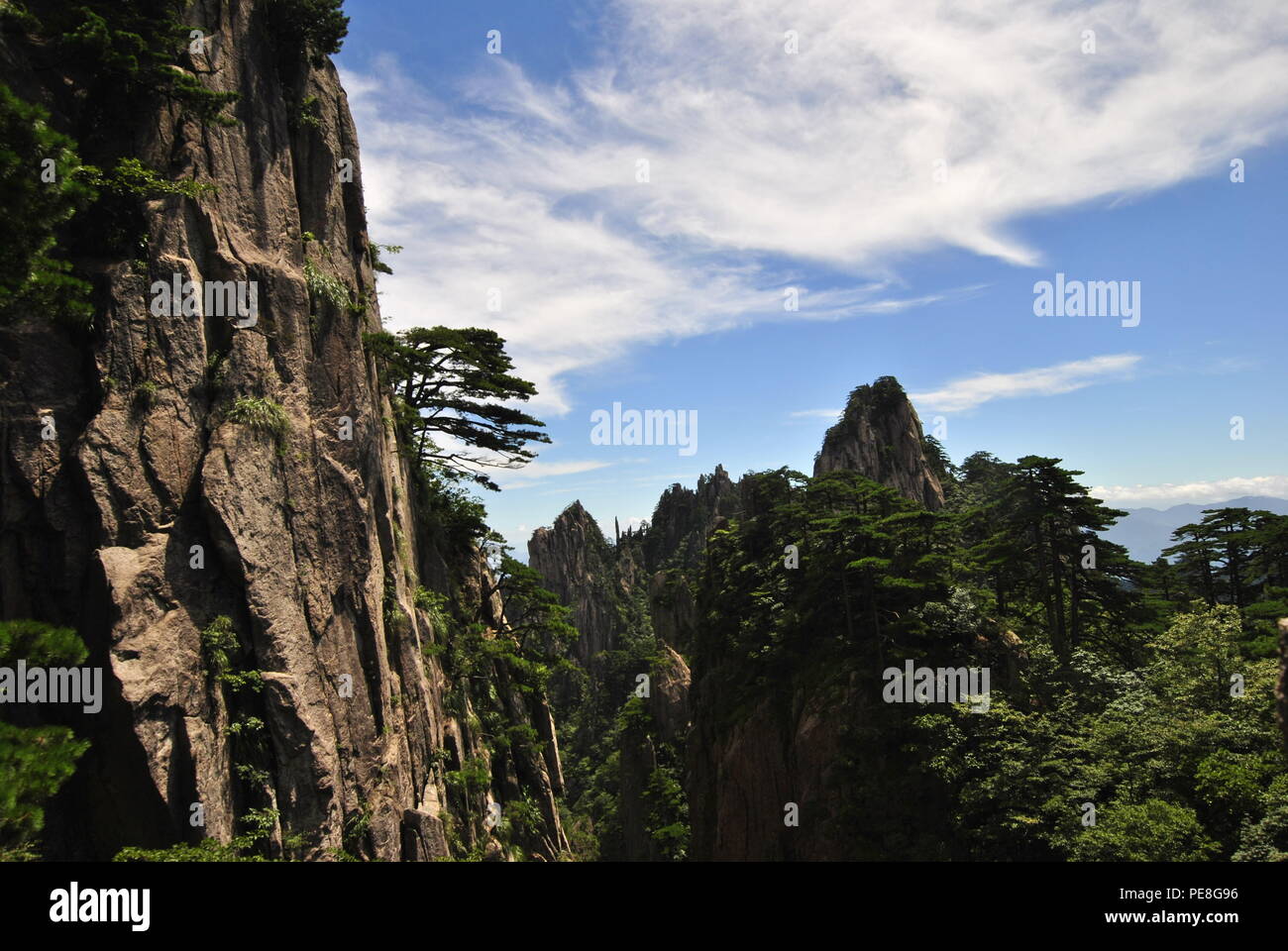 Montagne jaune Banque de photographies et d’images à haute résolution ...